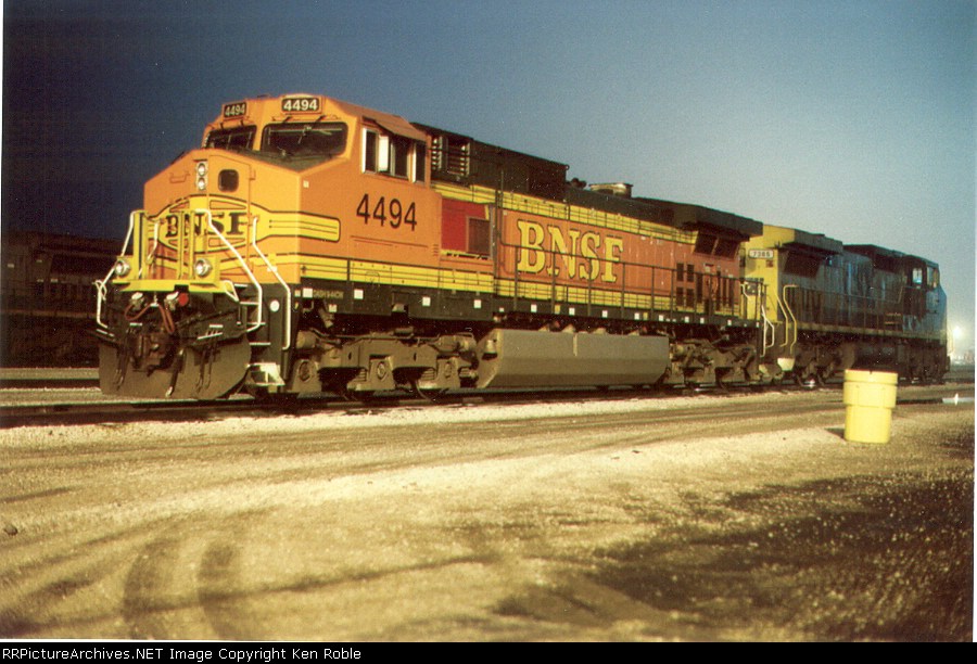 BNSF 4494 at night